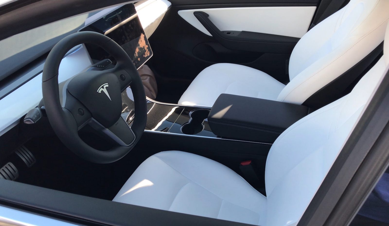 Tesla will enable video streaming in its cars during recharging
