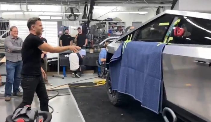 Tesla Cybertruck Ball Window - Driving ECO