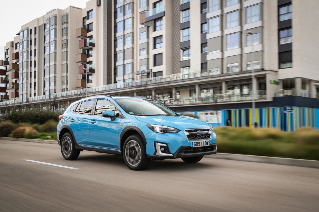 Hinter dem Steuer des Subaru XV Eco Hybrid ein 4x4 Crossover mit ECO Label
