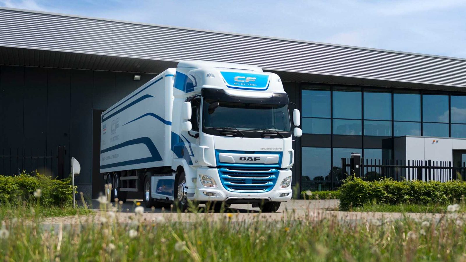 DAF presents its second fully electric truck, the LF