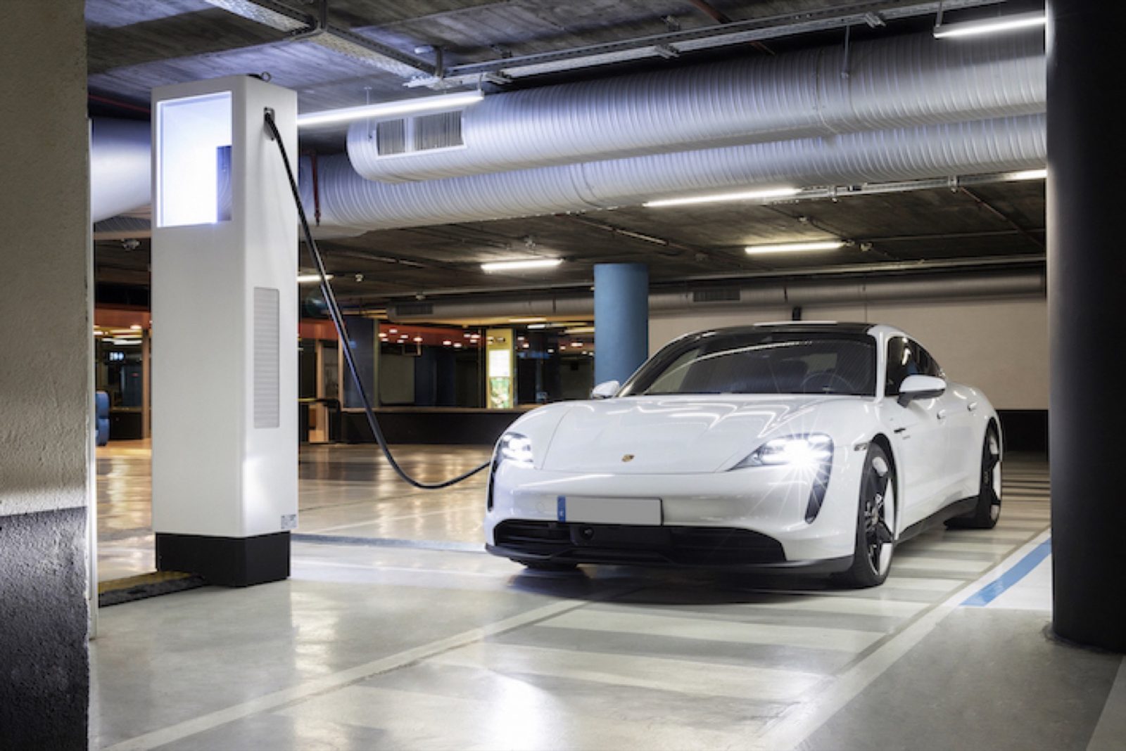 Porsche continues to expand its network of fast chargers, which can be ...