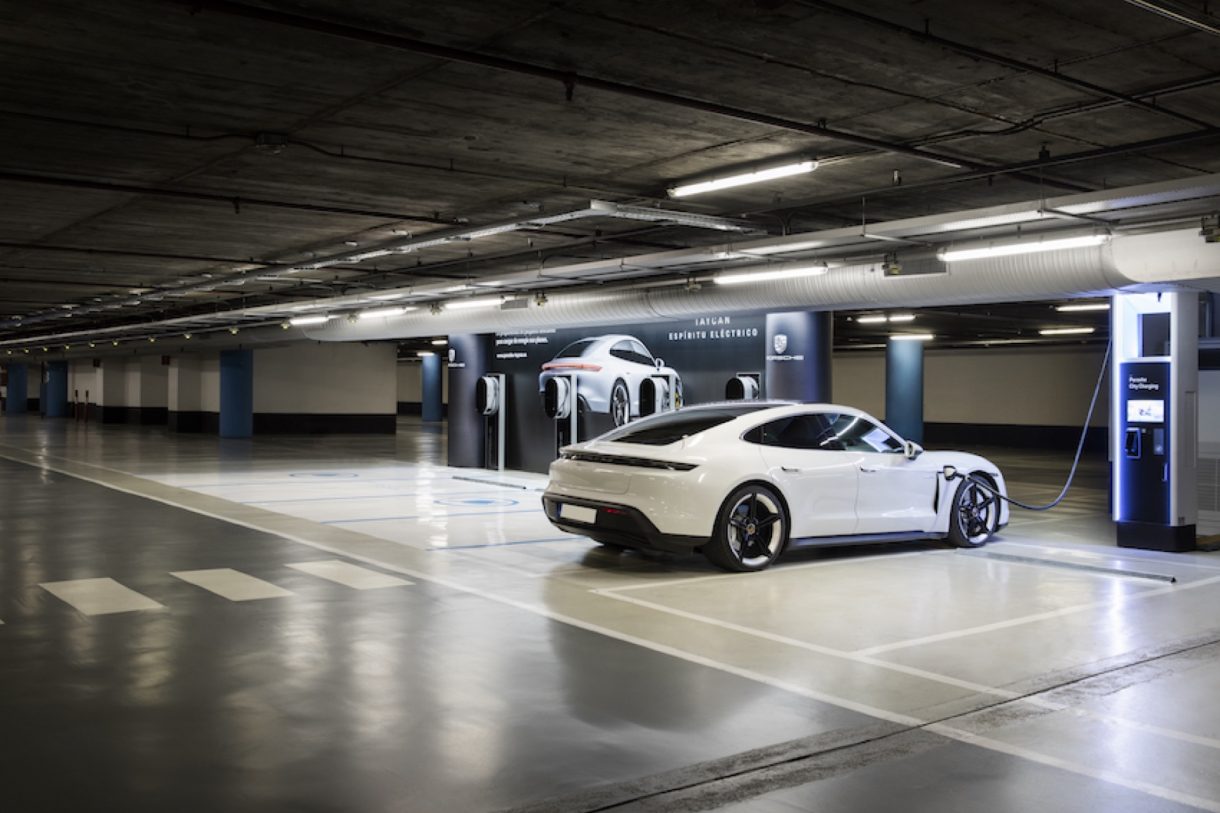 Porsche continues to expand its network of fast chargers, which can be ...