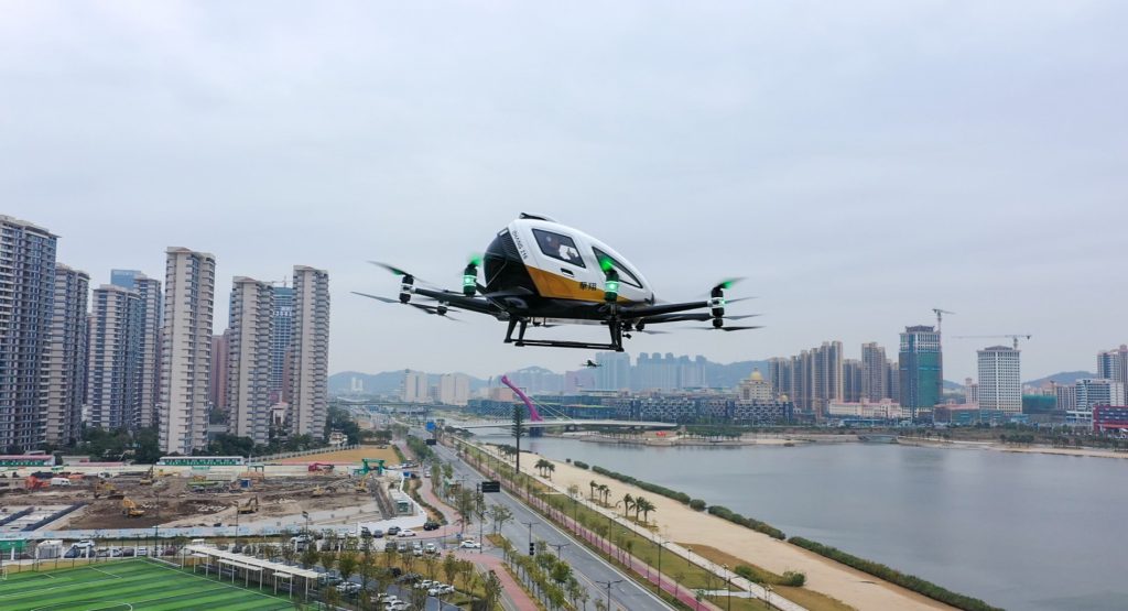 The autonomous aircraft EHang 216 makes its first flight with passengers