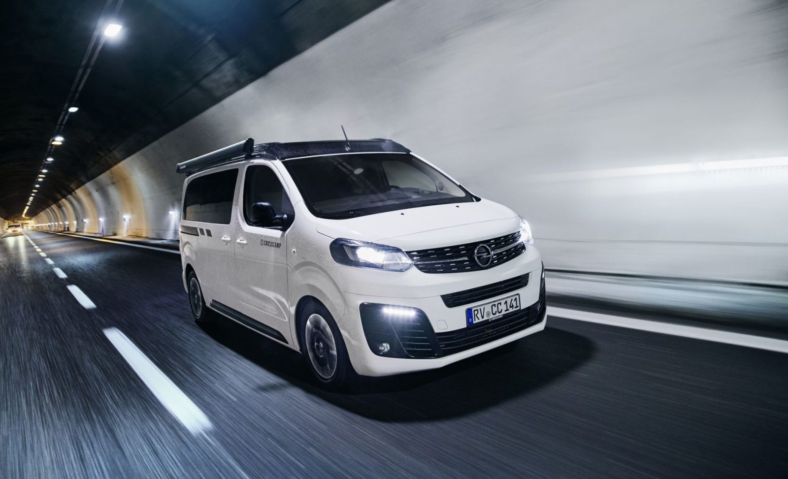 Opel presenta su nueva furgoneta camper eléctrica "Crosscamp Flex"