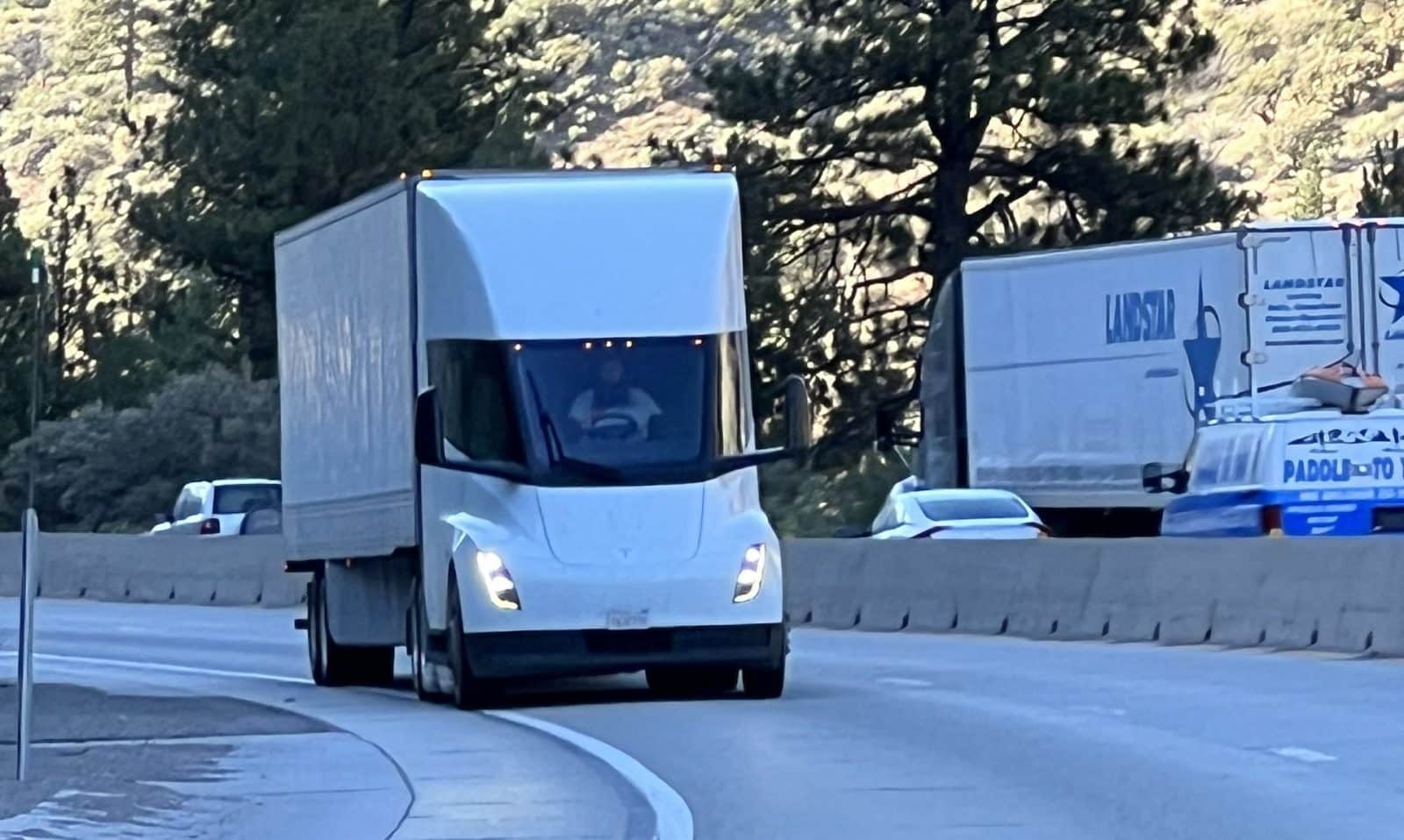 El Tesla Semi humilla a un camión diésel en un puerto de montaña