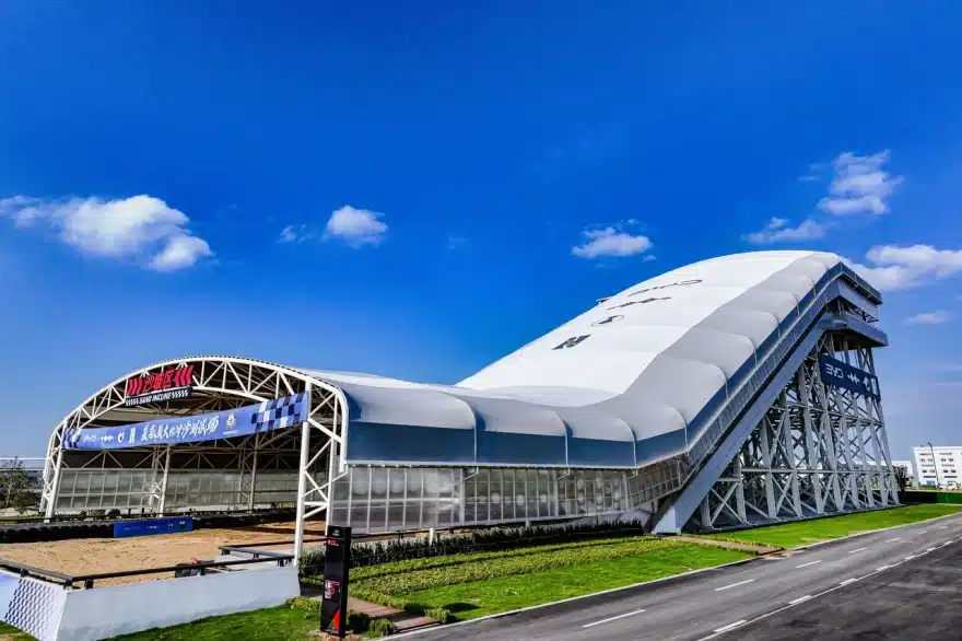 Zhengzhou, megafabryka BYD, w której samochody unoszą się na wodzie ...