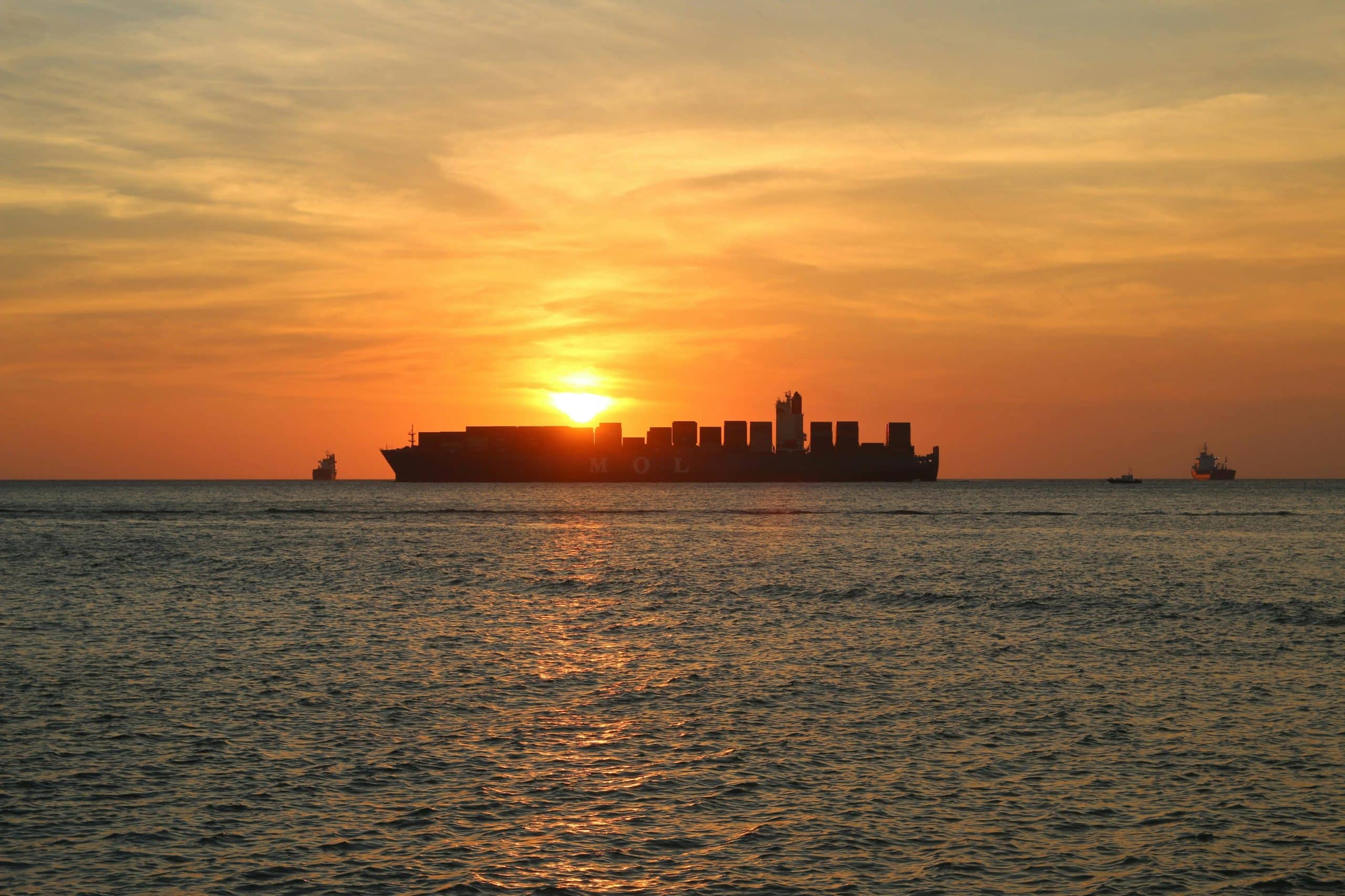 Statek towarowy przewożący 3.000 samochodów spłonął na Pacyfiku ...