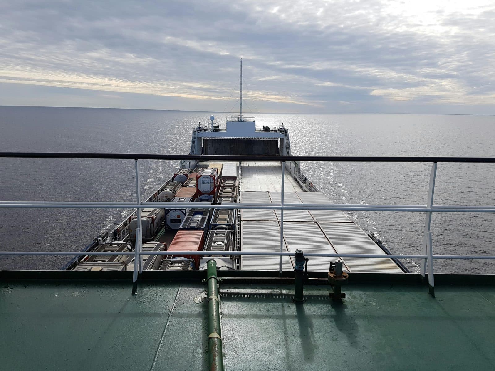 A cargo ship carrying 3.000 cars burns in the Pacific: the shipwreck ...