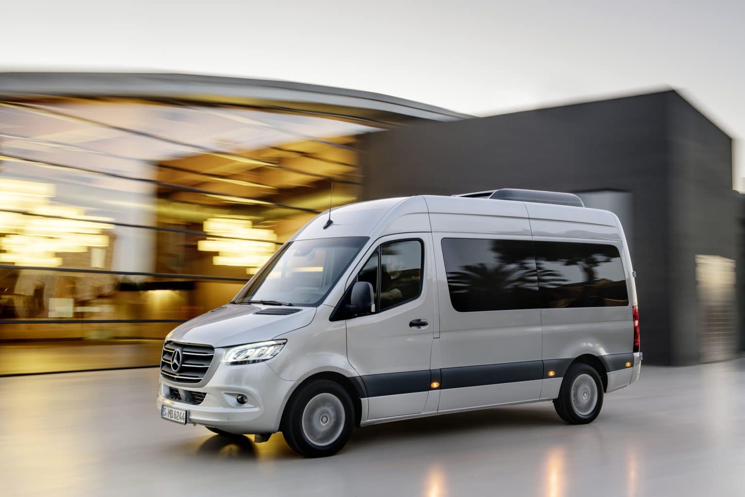 Mercedes Sprinter 2022: nuevo motor y puertas automáticas