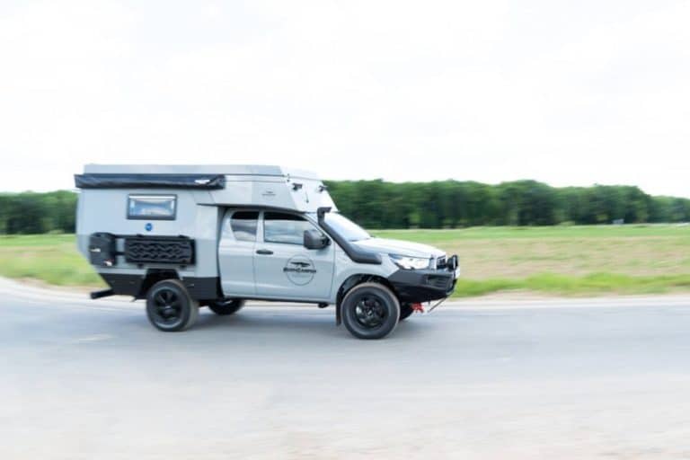 Toyota Hilux Extra Cab BushCamper: hasta el infinito y más allá