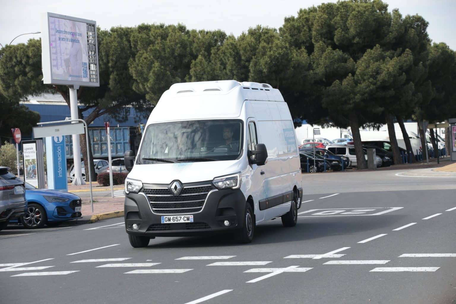 Al volante de la Renault Master Van H2-TECH: la furgoneta de hidrógeno ...
