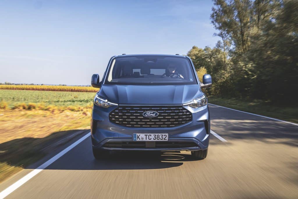 The new Ford Tourneo Custom arrives, with up to nine seats, maximum ...