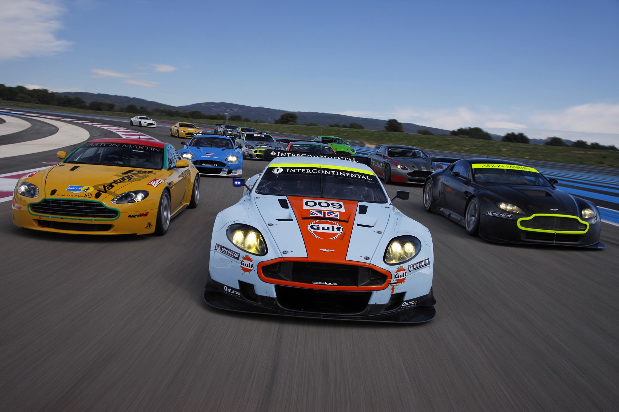 aston-marting-racing-al-completo.jpg