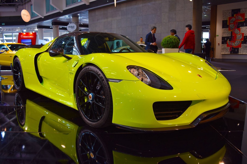 Un Porsche 918 en color Green Acid se lleva el protagonismo en Mónaco