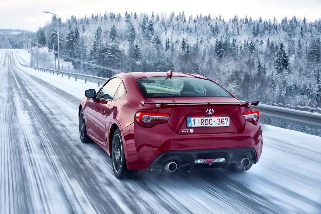 雪遊びをする新型トヨタGT86を紹介