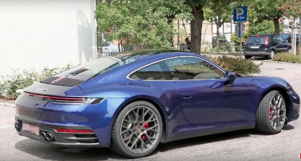 El nuevo Porsche 911 nos enseña la cara en este vídeo