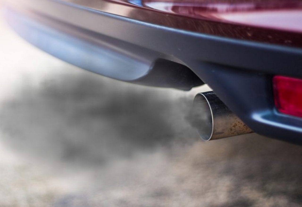 ¿Por qué mi coche echa humo de distintos colores?