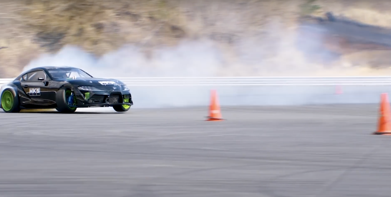 El Toyota Supra con el motor 2JZ ya ha comenzado a derrapar