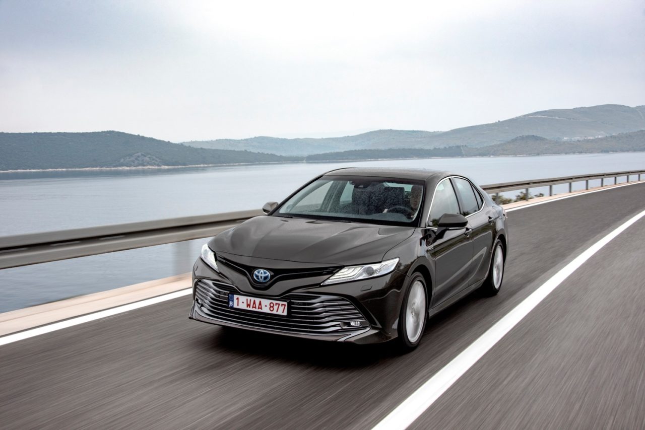 Toyota Camry hybrid llega a España sustituyendo al Avensis