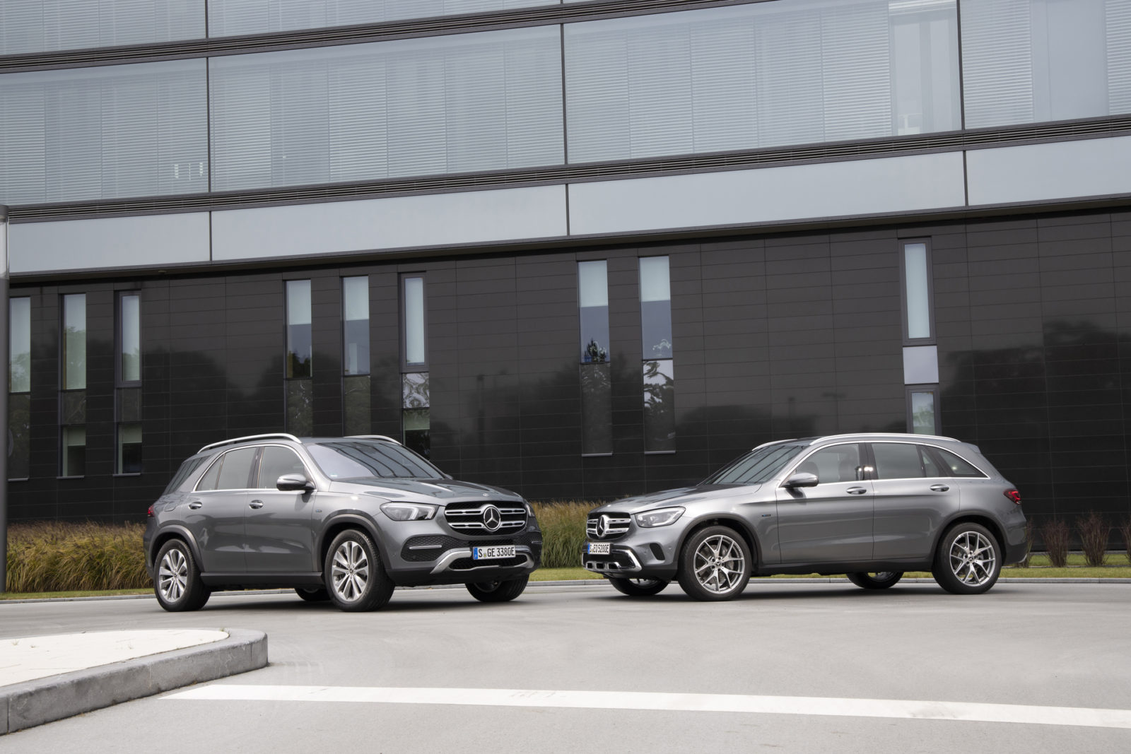 Los Mercedes-Benz GLE y GLC híbridos enchufables ofrecen una autonomía ...
