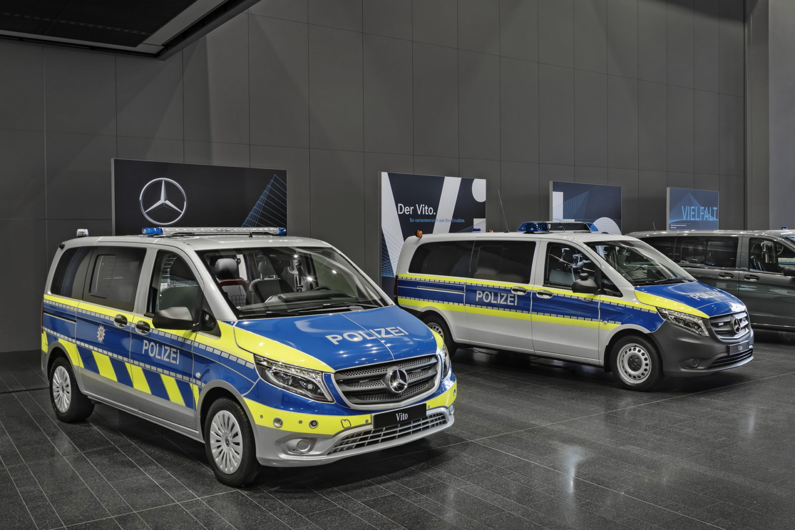 El Mercedes EQC se viste con los colores de la policía