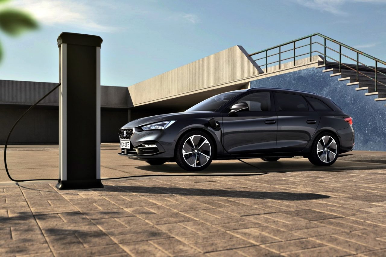 Claves que debes saber sobre los coches híbridos enchufables