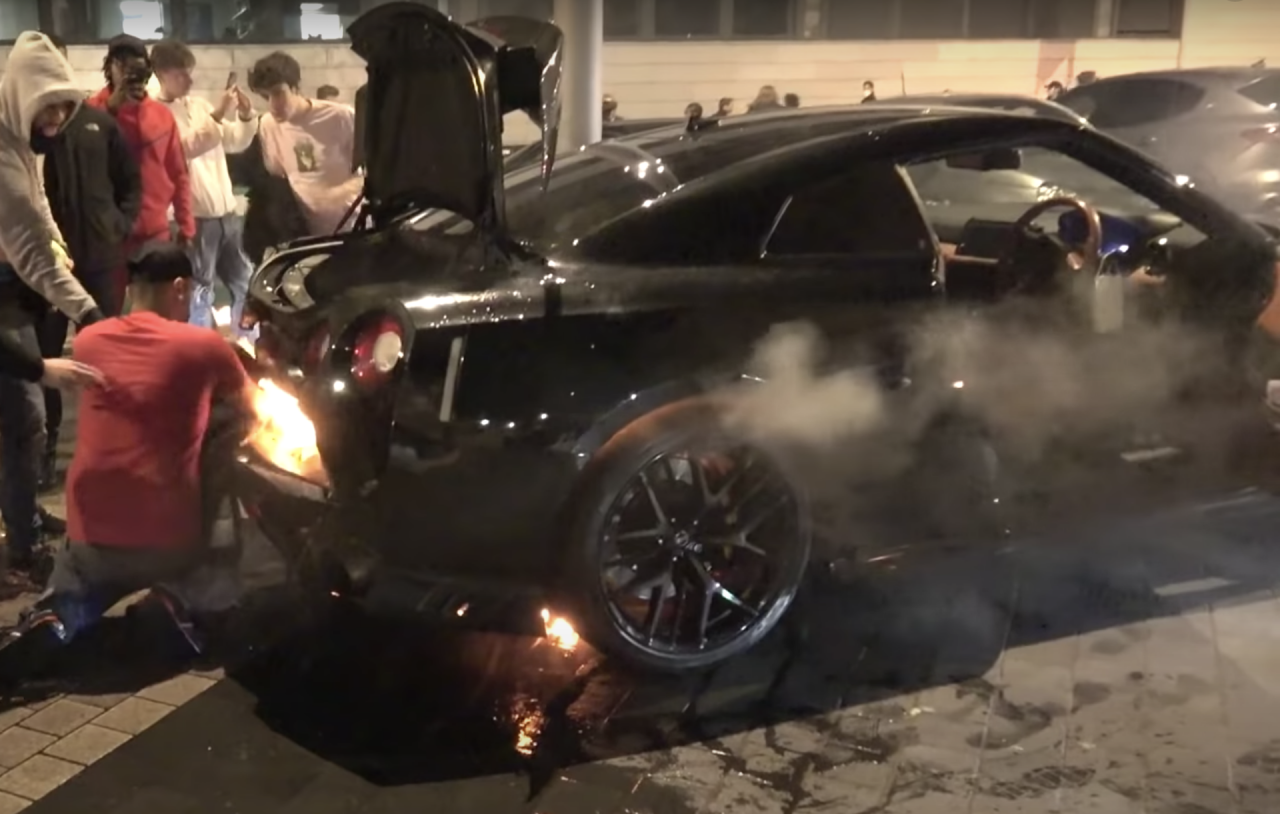 Video: A Nissan GT-R is almost devoured by flames