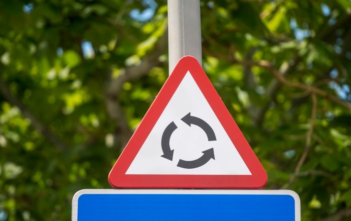 Guía para conducir bien en una rotonda y evitar riesgos