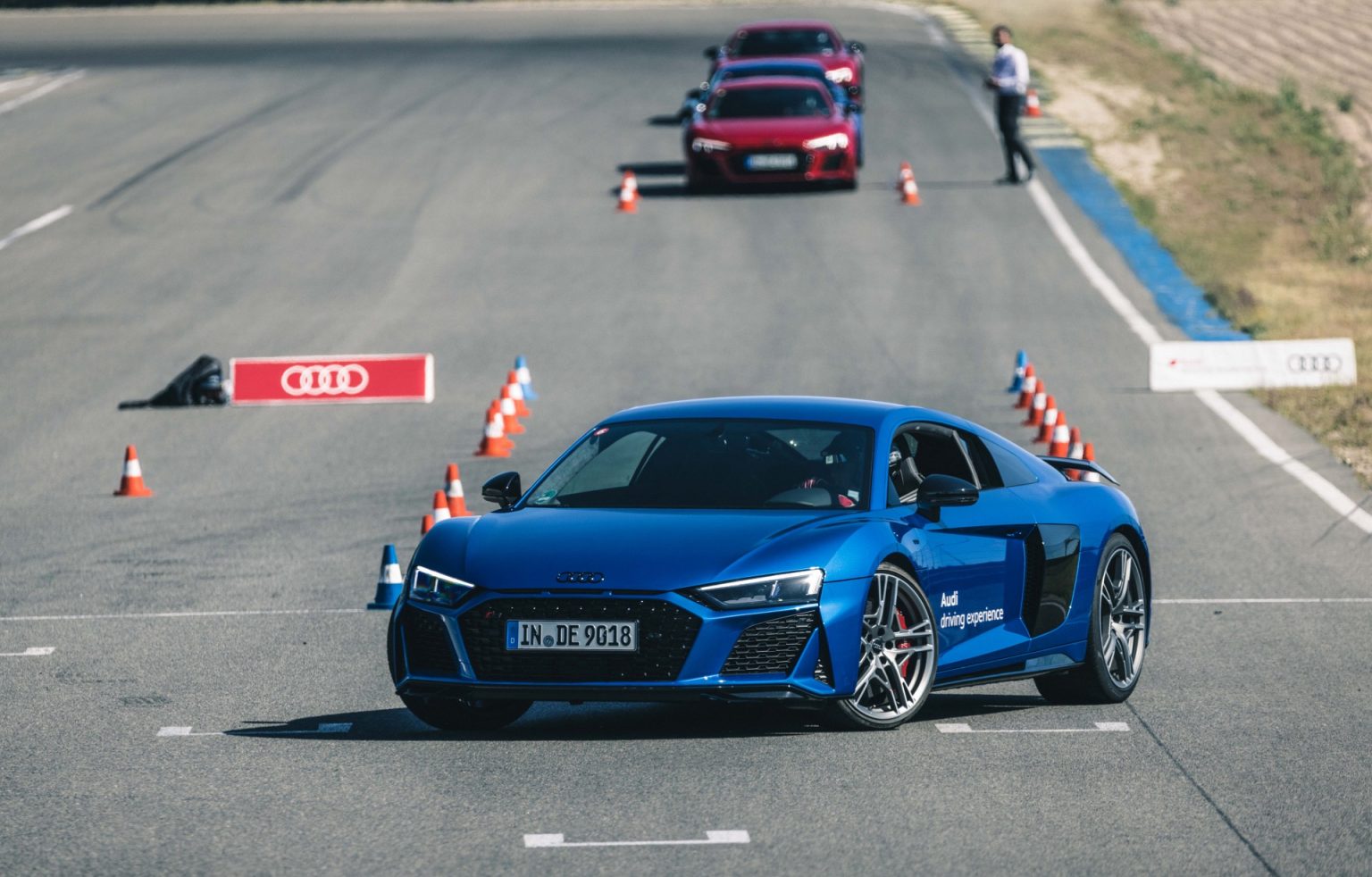 Audi R8 vs Audi RS e-tron GT en circuito