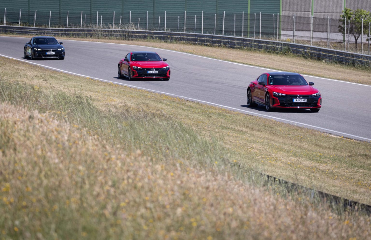 Audi R8 vs Audi RS e-tron GT pe pistă