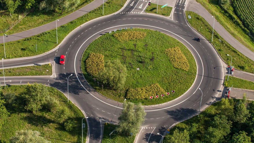 3 claves de la DGT para circular correctamente en una rotonda