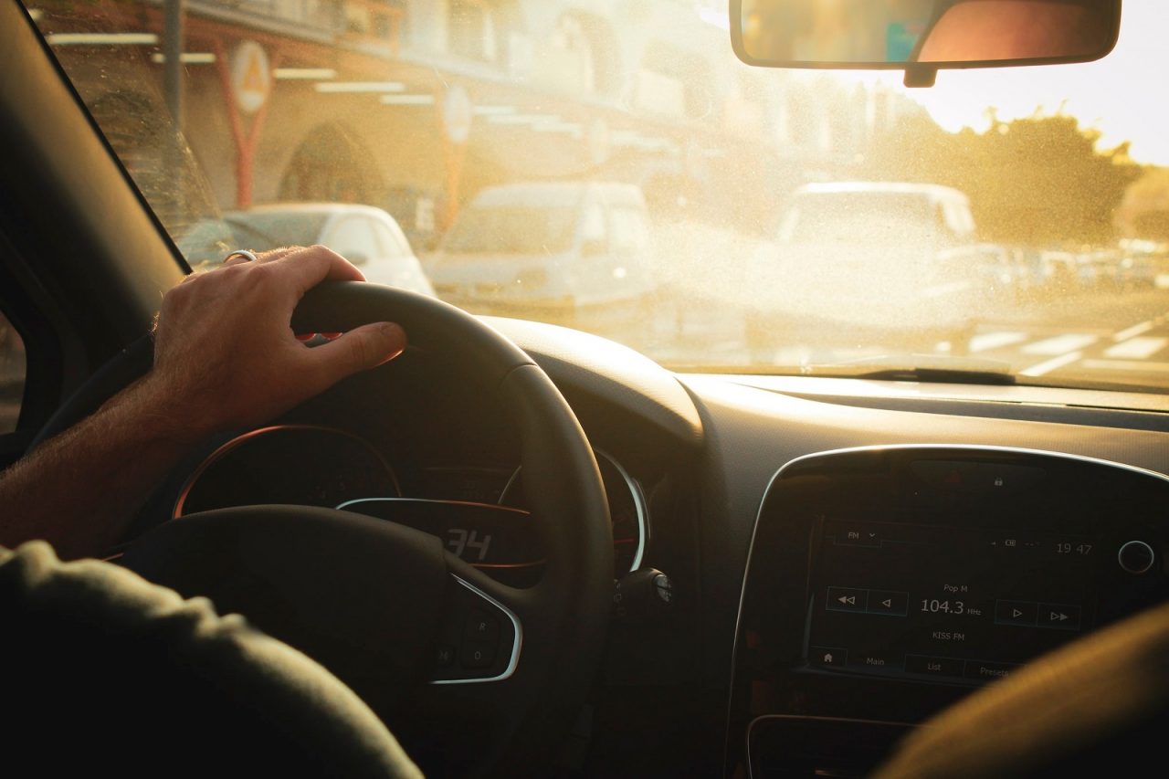 Conducir con sol: así se deben evitar los deslumbramientos