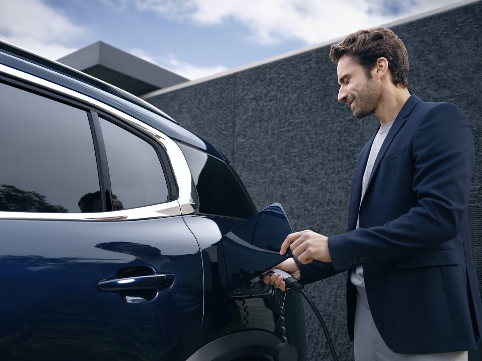 Francia lanzará un leasing social para coches eléctricos