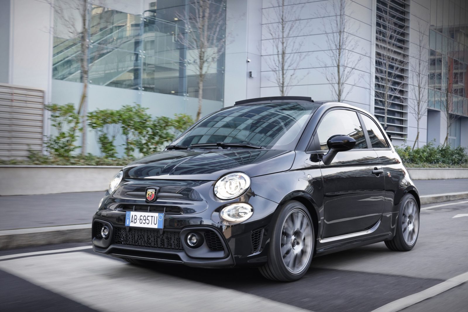 El Abarth 595 abraza de nuevo el motor de combustión y despierta el ...