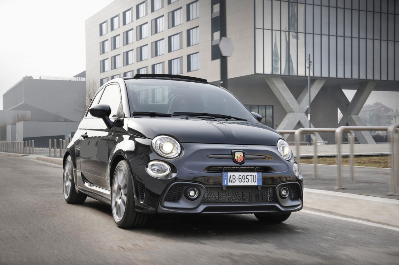 El Abarth 595 abraza de nuevo el motor de combustión y despierta el ...