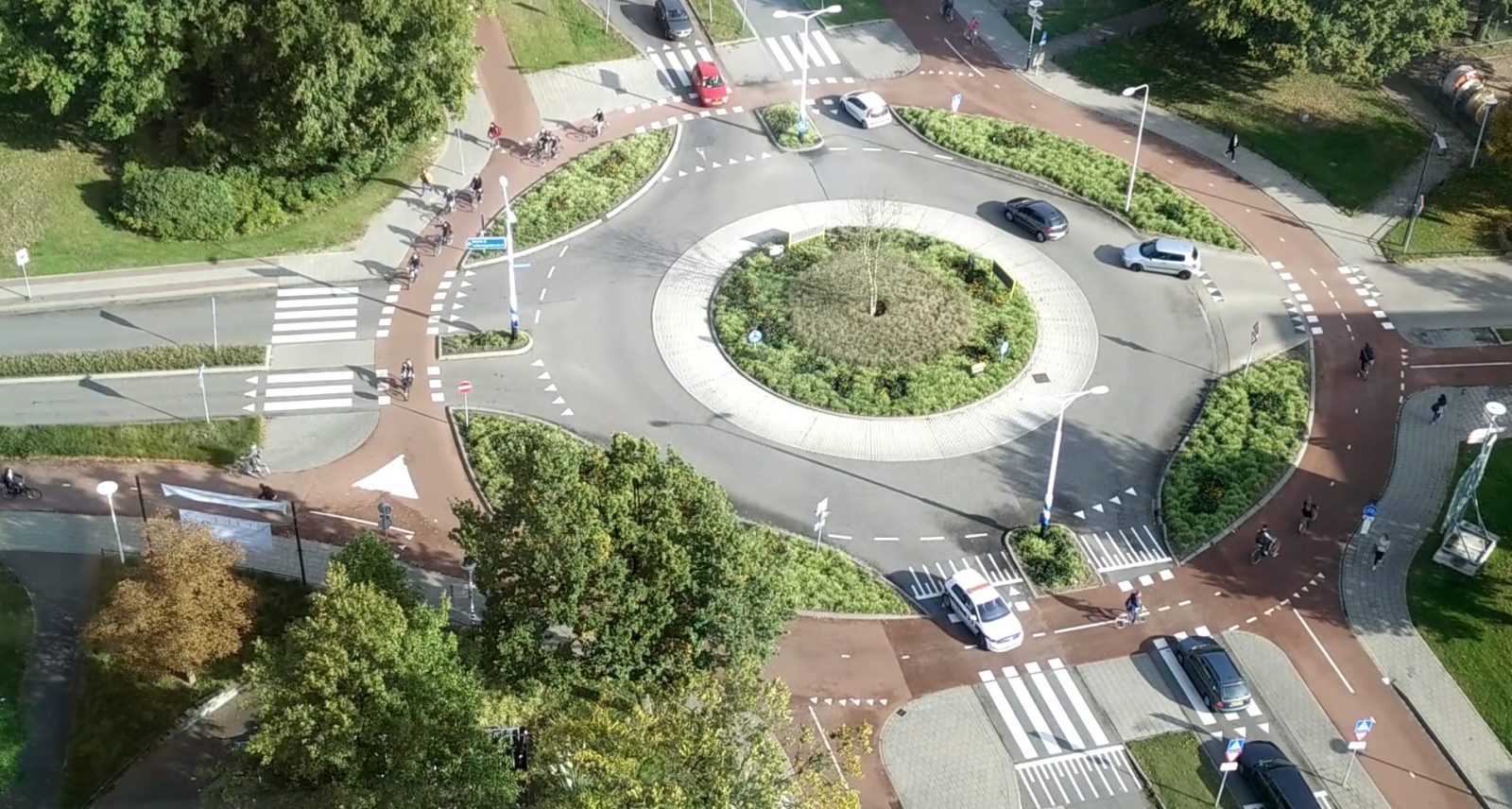 Dutch roundabouts: everything you need to know about driving