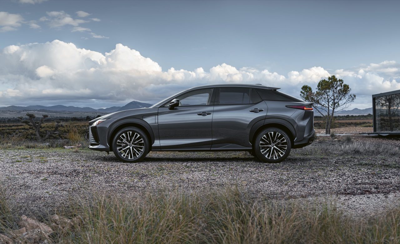Lexus RZ 450e: gama y precios del SUV eléctrico con volante tipo avión