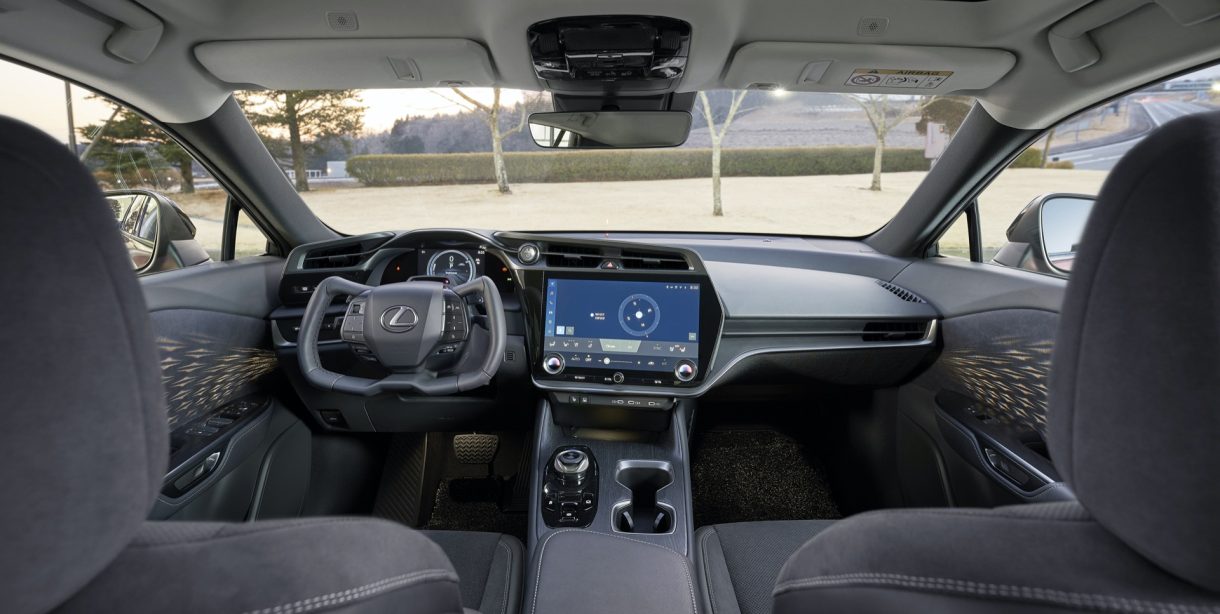 Lexus RZ 450e: gama y precios del SUV eléctrico con volante tipo avión