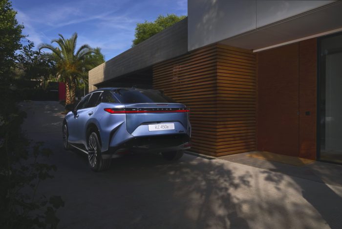 Lexus RZ 450e: gama y precios del SUV eléctrico con volante tipo avión