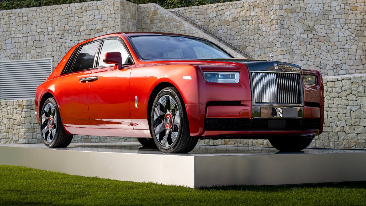 Rolls Royce Phantom shows off its latest features in France