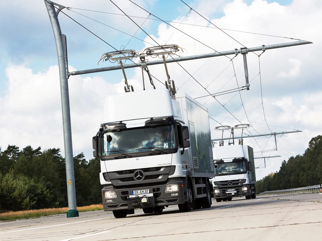 Carreteras con cables para cargar camiones eléctricos