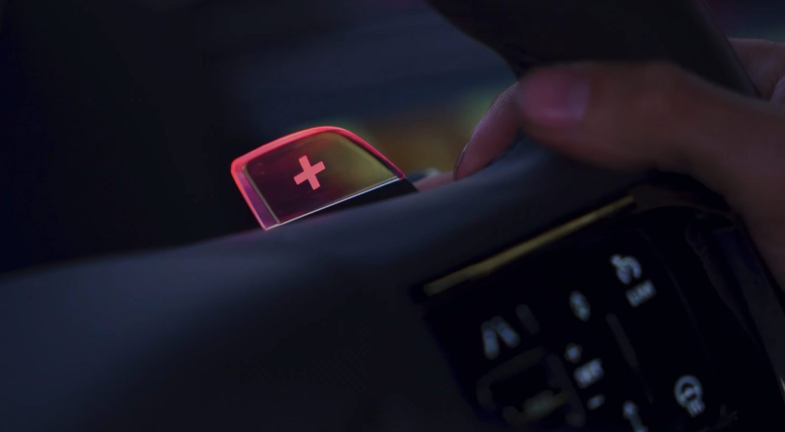 Voorafgaand aan de presentatie wordt de nieuwe Range Rover Sport SV op ...