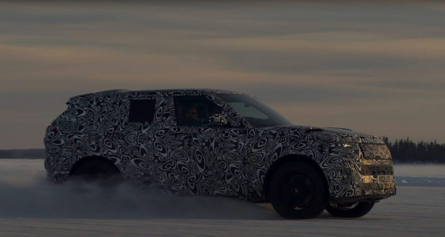 Voorafgaand aan de presentatie wordt de nieuwe Range Rover Sport SV op ...