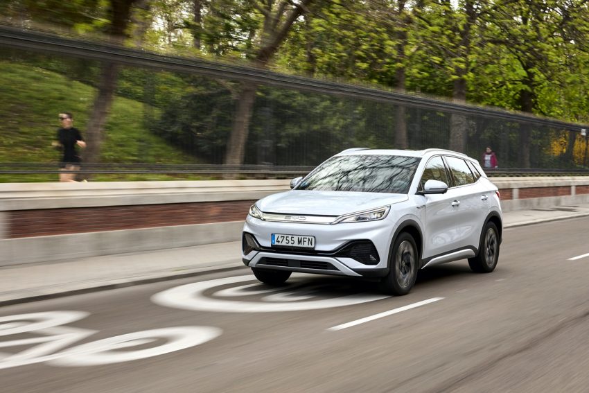 Omoda 5 EV contra BYD Atto 3 EVO: qué SUV eléctrico chino compacto ...