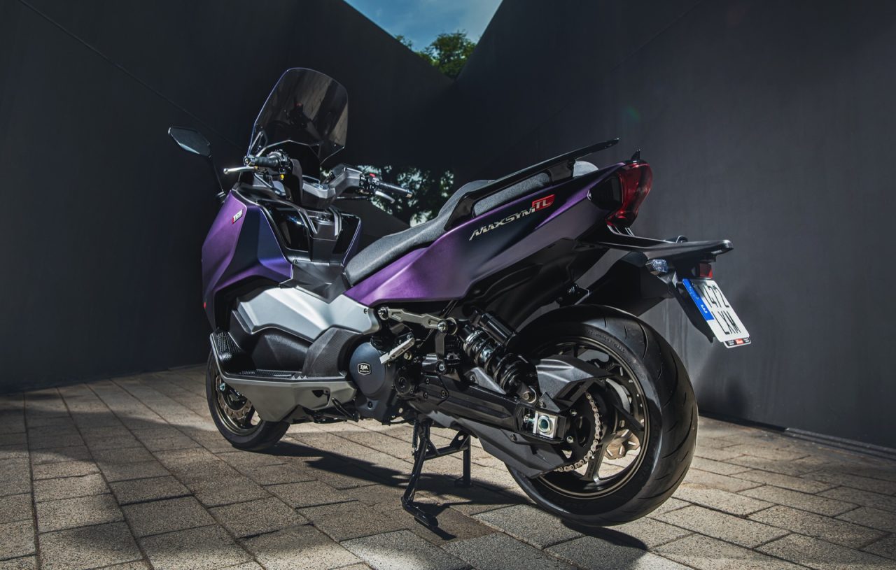 We tested the SYM Maxsym TL 508, the only sports maxiscooter under 10. ...