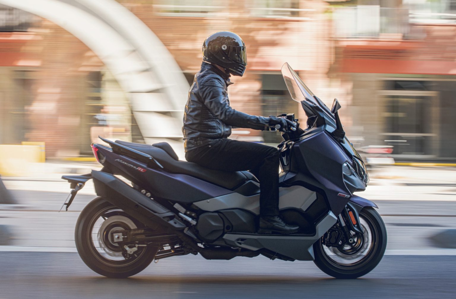 We tested the SYM Maxsym TL 508, the only sports maxiscooter under 10. ...