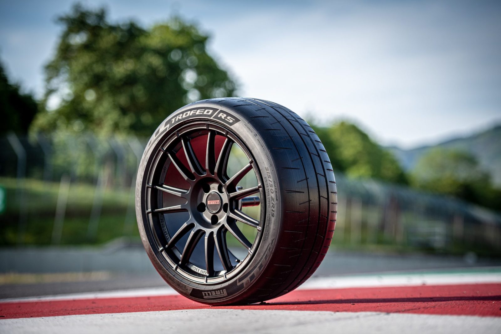 Pirelli presenta las nuevas P Zero Trofeo RS