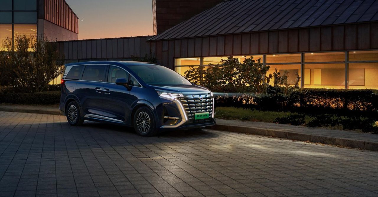 O Denza D9, a minivan BYD que chegará à Europa
