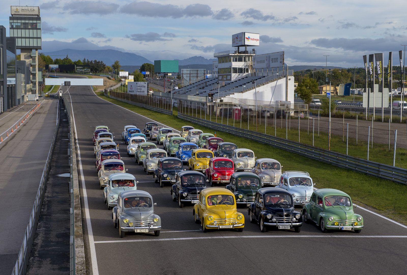 El Renault 4CV «made in Spain» cumple 70 años y así lo ha celebrado la ...