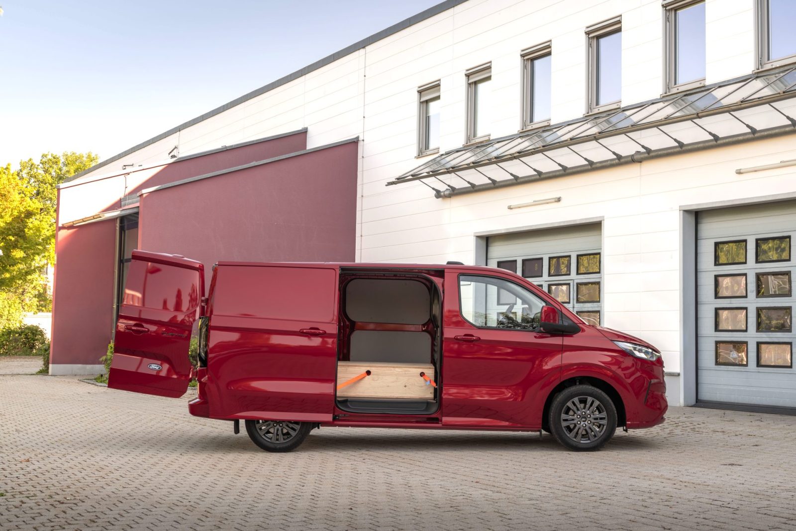 The new Ford Transit Custom is now available in Spain